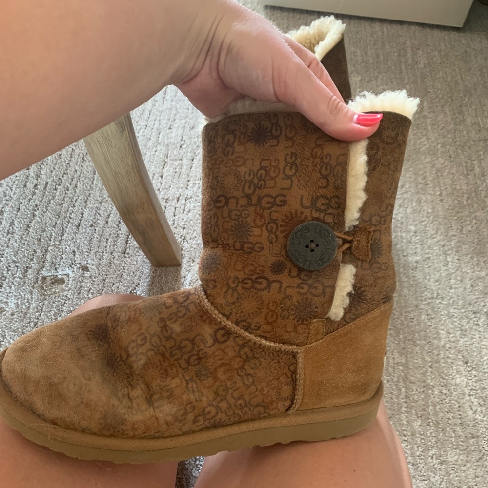 Bailey Button Uggs Logo Pattern - Gem